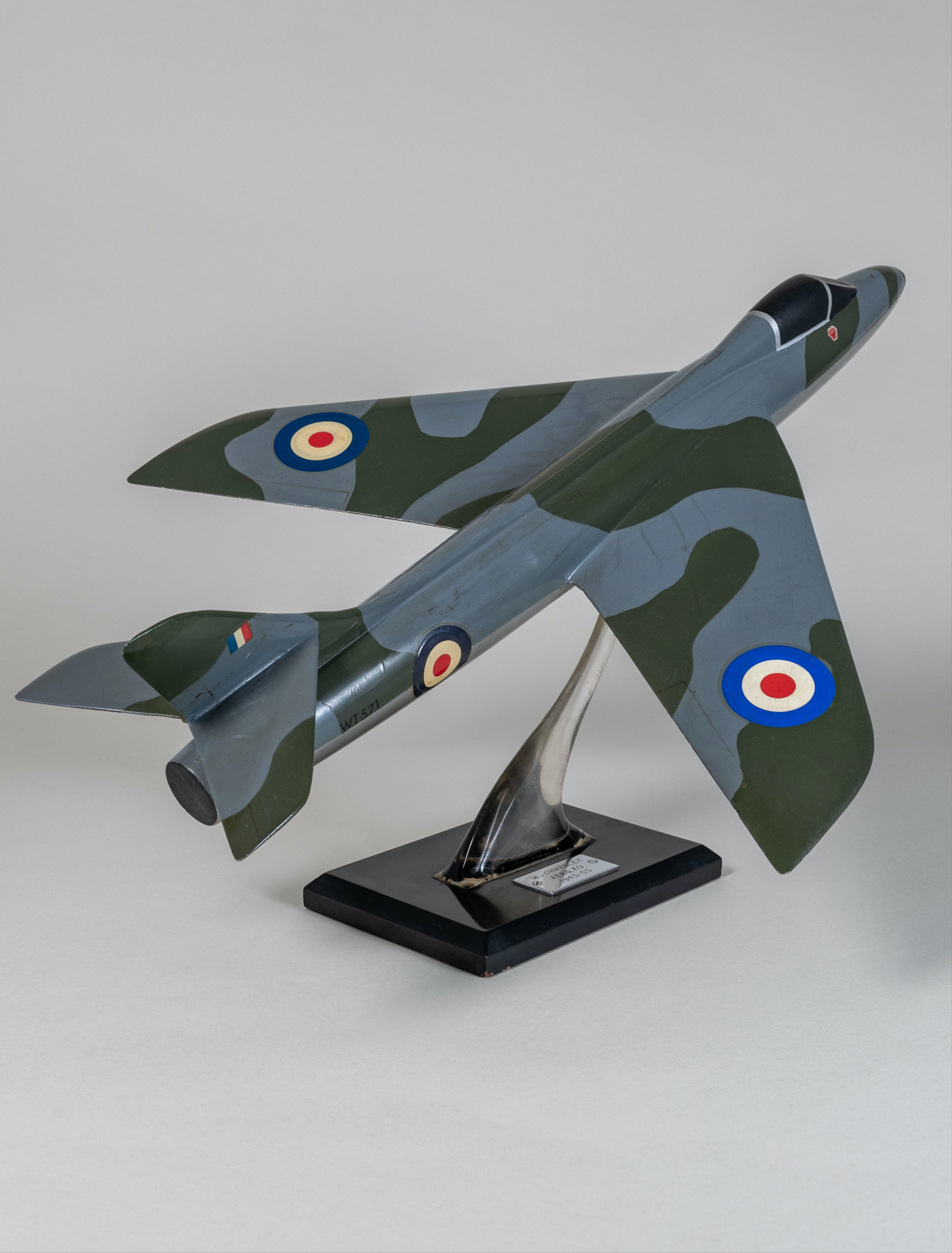 The Hawker Hunter Jet that Flew Through Tower Bridge – Bentleys London
